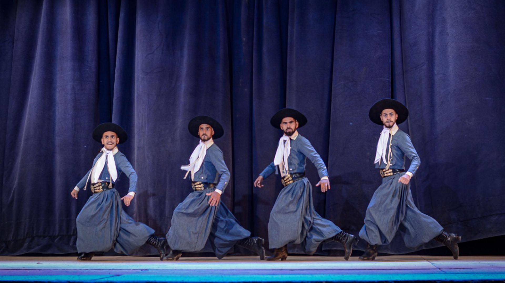 DANZAS FOLKLÓRICAS Y MALAMBO EN EL MERCADO ARTESANAL